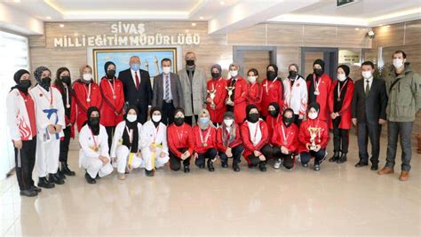 Çeşitli spor branşlarında derece elde eden Sivas Kız Anadolu İmam Hatip