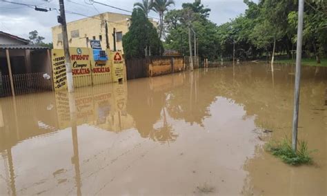 Rio Capivari entra em estado de emergência e alaga bairros em Monte Mor