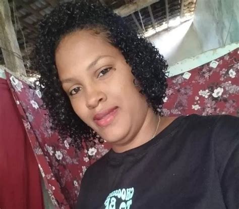 Mulher é morta tiros na cabeça enquanto dormia após ter a casa
