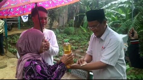 Caleg Abdul Khaliq Gelar Bazar Minyak Murah Warga Bandung Terima