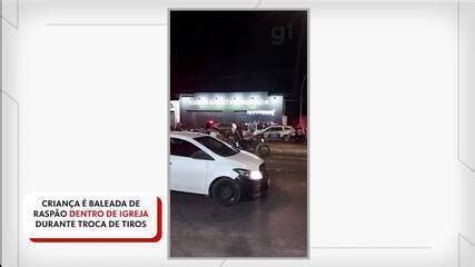Criança é baleada dentro de igreja durante assalto e troca de tiros em