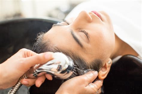 Esfoliar couro cabeludo entenda os benefícios para o seu cabelo