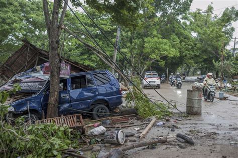 A Gazeta Indonésia registra 373 mortos após tsunami