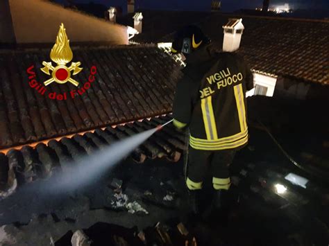 Incendio All Alba A Fuoco Il Tetto Di Una Casa