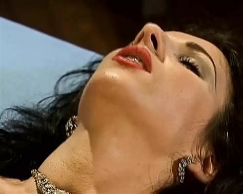 Eine sexy deutsche dame mit dunklen haaren bekommt ihre löcher gefickt