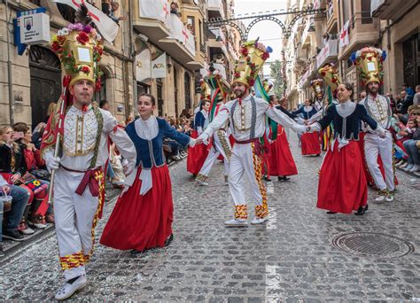 El espectáculo barroco y sensual de los Moros y Cristianos de Alcoy Chic