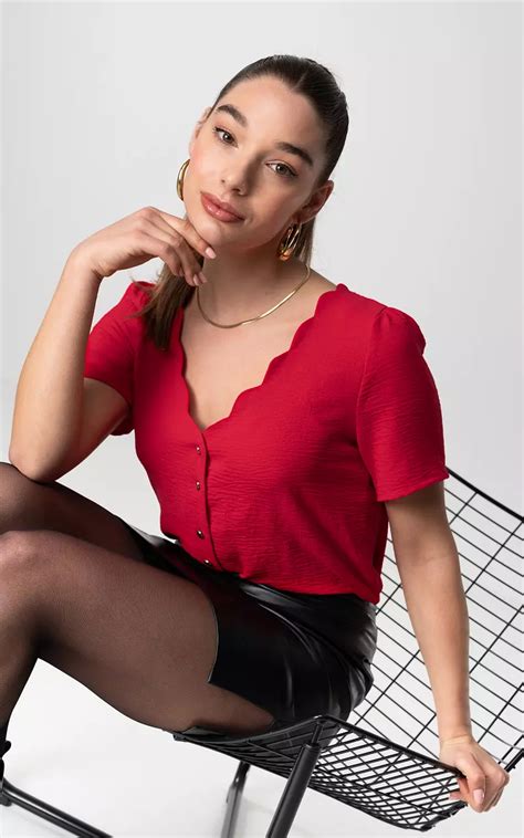V Hals Top Met Knoopjes Rood Guts Gusto