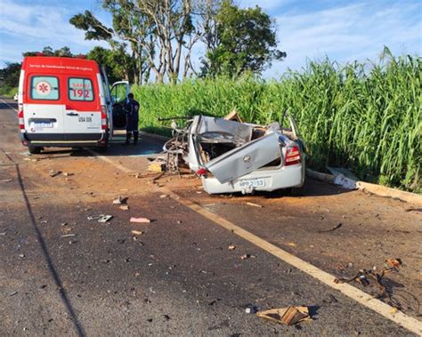 Batida frontal entre carro e caminhão na BR 146 deixa uma pessoa morta
