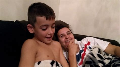 Minha mãe reagindo aos funk YouTube