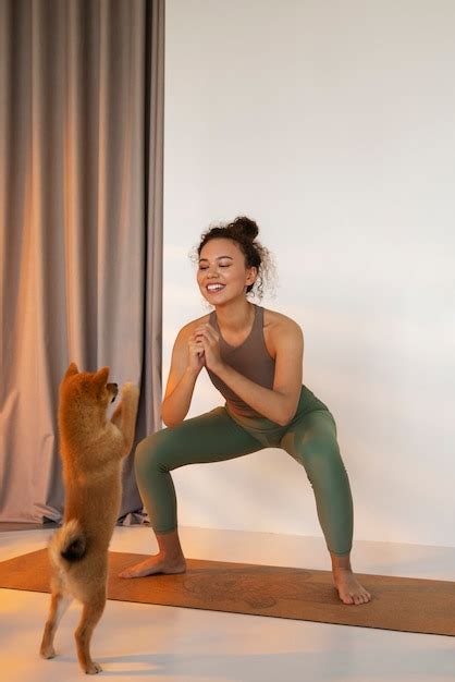 Mujer En Forma De Tiro Completo Haciendo Deporte Con Perro En El