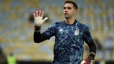 Dibu Martínez hace un autogol que no lo vas a poder creer insólito