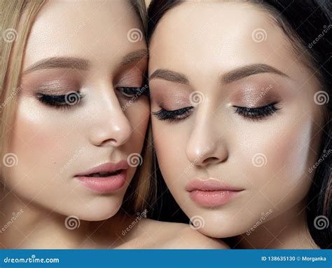 Verticale De Deux Jeunes Belles Femmes Photo stock Image du différent