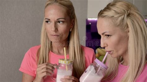 Las Hermanas Gemelas Rubias Beben Un Batido De Leche De Un Vaso Con