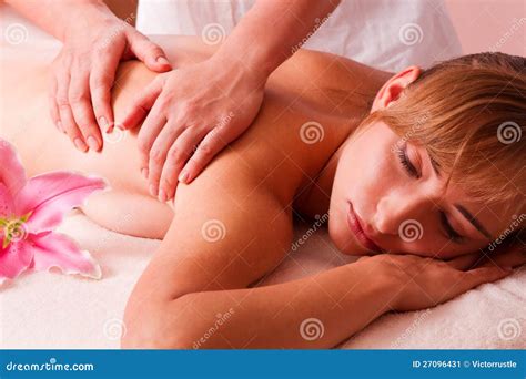 Les Femmes De Fuselage De Massage Détendent Dans La Station Thermale