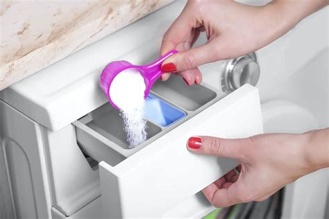 Aprende cómo lavar la ropa blanca sin dañarla Con trucos caseros