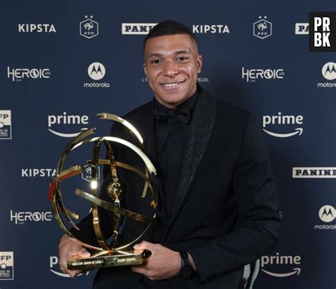Photo Kylian Mbappé trophée du meilleur joueur de la saison de Ligue