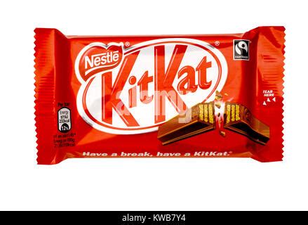 Barre de chocolat au lait Nestle KitKat isolée sur fond blanc KitKat