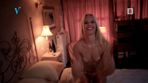 Eline De Munck Eline De Munck Opnieuw Topless In Crimi Clowns Film De