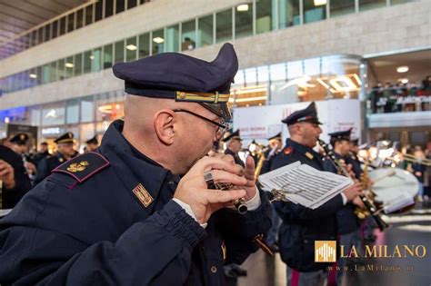 Roma Termini Il Concerto Di Natale Della Fanfara Della Polizia Di