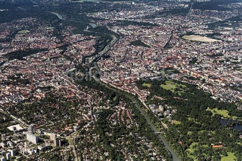 München von oben Stadtansicht am Ufer des Flußverlaufes der Isar in