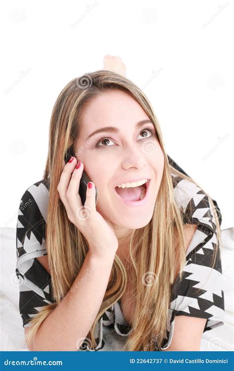 Mulher Que Fala No Telefone De Pilha Imagem De Stock Imagem De Menina