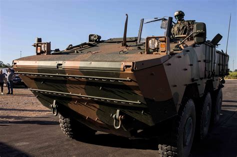 Viatura blindada do Exército Brasileiro é batizada o nome de Cotia