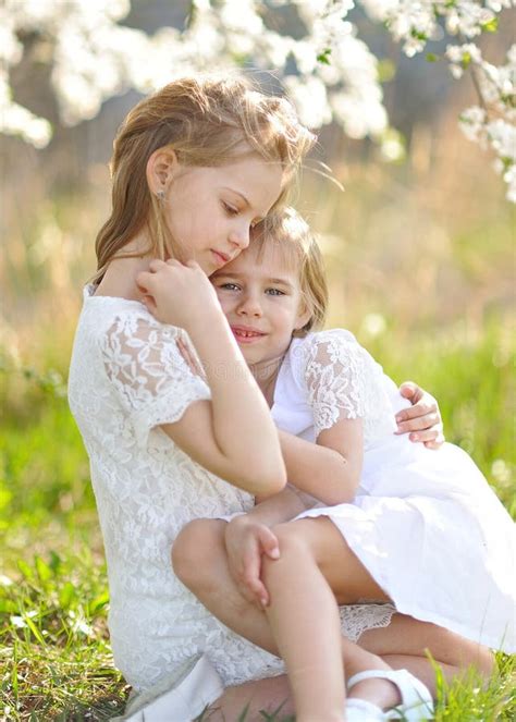 Un Ritratto Di Due Amiche Delle Bambine Fotografia Stock Immagine Di