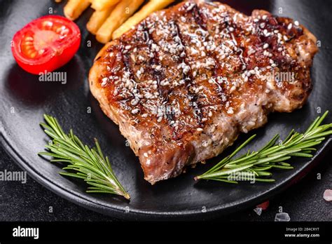 Ribeye Steak Mit Kartoffeln Zwiebeln Und Kirschtomaten Saftiges Steak