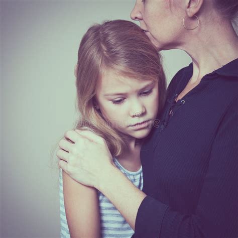 Hija Triste Que Abraza A Su Madre Foto De Archivo Imagen De Cabrito