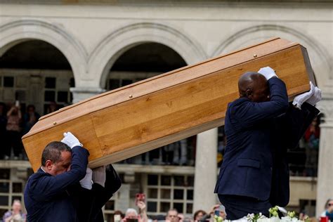 Photo Et ont donc tenu à lui rendre ce dernier hommage Arrivée du