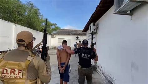 Suspeitos de roubar carros de mulheres e usar cartões das vítimas são