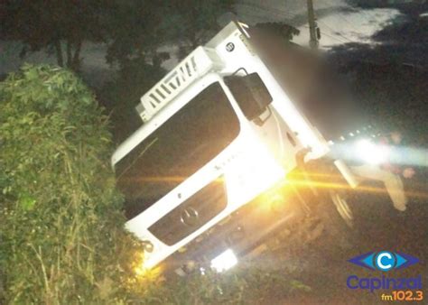 Caminhão quase tomba ao desviar de buraco na SC 150 em Capinzal Éder
