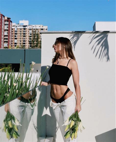 Jade Picon Posa Poderosa Em Foto E Exibe Abd Men Trincad Ssimo