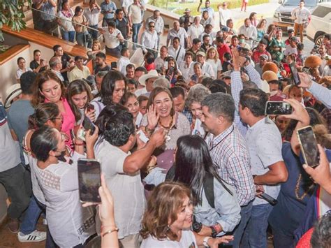 Recibe Xóchitl Gálvez constancia del Frente Amplio por México