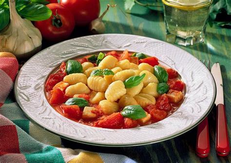 Gnocchi in Tomaten Schafskäse Soße mit Basilikum Rezept LECKER