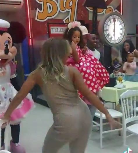 Viralizou Mãe está sendo criticada por dançar funk e usar vestido