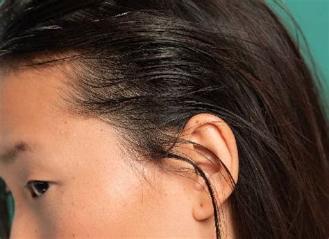 Por qué se pone el pelo graso Descubre las causas y soluciones