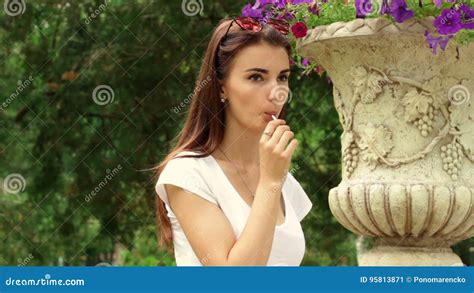 La Brune Sexy Se Tient En Parc Et Suce La Lucette Clips Vidéos Vidéo Du Aspirez Assez 95813871