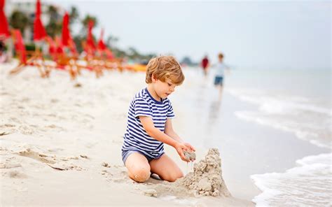 Fonds d ecran 3840x2400 Plage Sable Garçon S asseyant Enfants