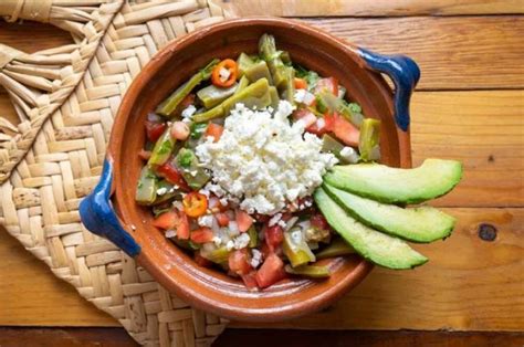 Cómo preparar una ensalada de nopales crudos receta mexicana