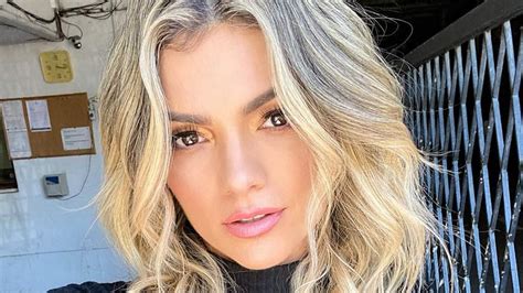 Kelly Key faz panquecas o abdômen trincado à mostra e rouba a cena