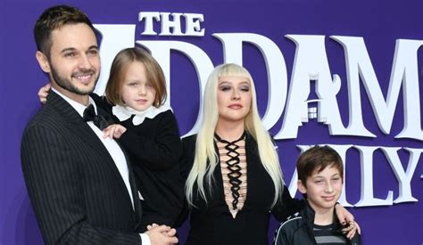 Christina Aguilera M Connaissable Sur Le Tapis Rouge De La Famille