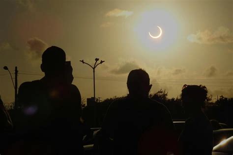 América mira al cielo para apreciar el eclipse solar anular