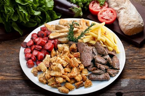 Prato De Petiscos Carne Batatas Salsicha Torresmos Foto Premium