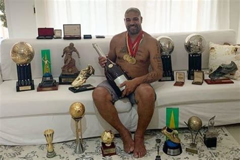 Sem camisa Adriano Imperador mostra sofá de troféus Obrigado