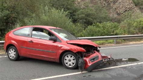 Una herida leve en un aparatoso accidente de tráfico en la AS 15 a la