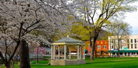 Charming West Virginia Mountain Towns Perfect For A Day Trip From