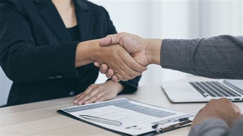Toma asiento antes de conocer cuánto gana un Jefe de Sección en la
