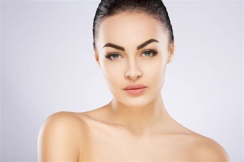 Belle Fille Aux Cheveux Noirs Fixés Derrière Grands Yeux Sourcils