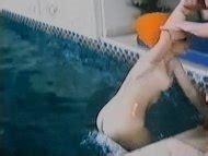 Naked Gina Janssen In Ein Guter Hahn Wird Selten Fett